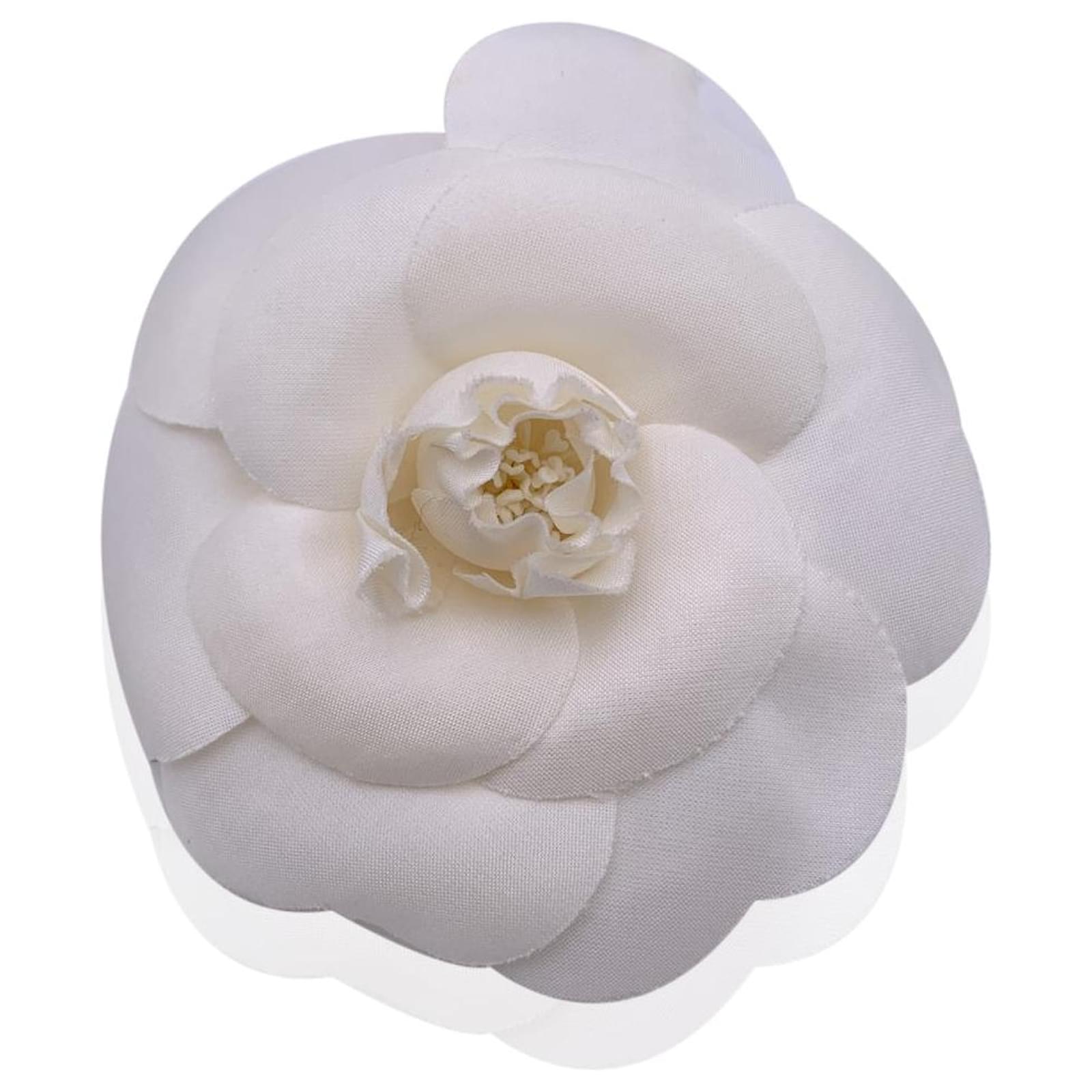 Chanel Broche camélia fleur de camélia en toile blanche vintage ref ...