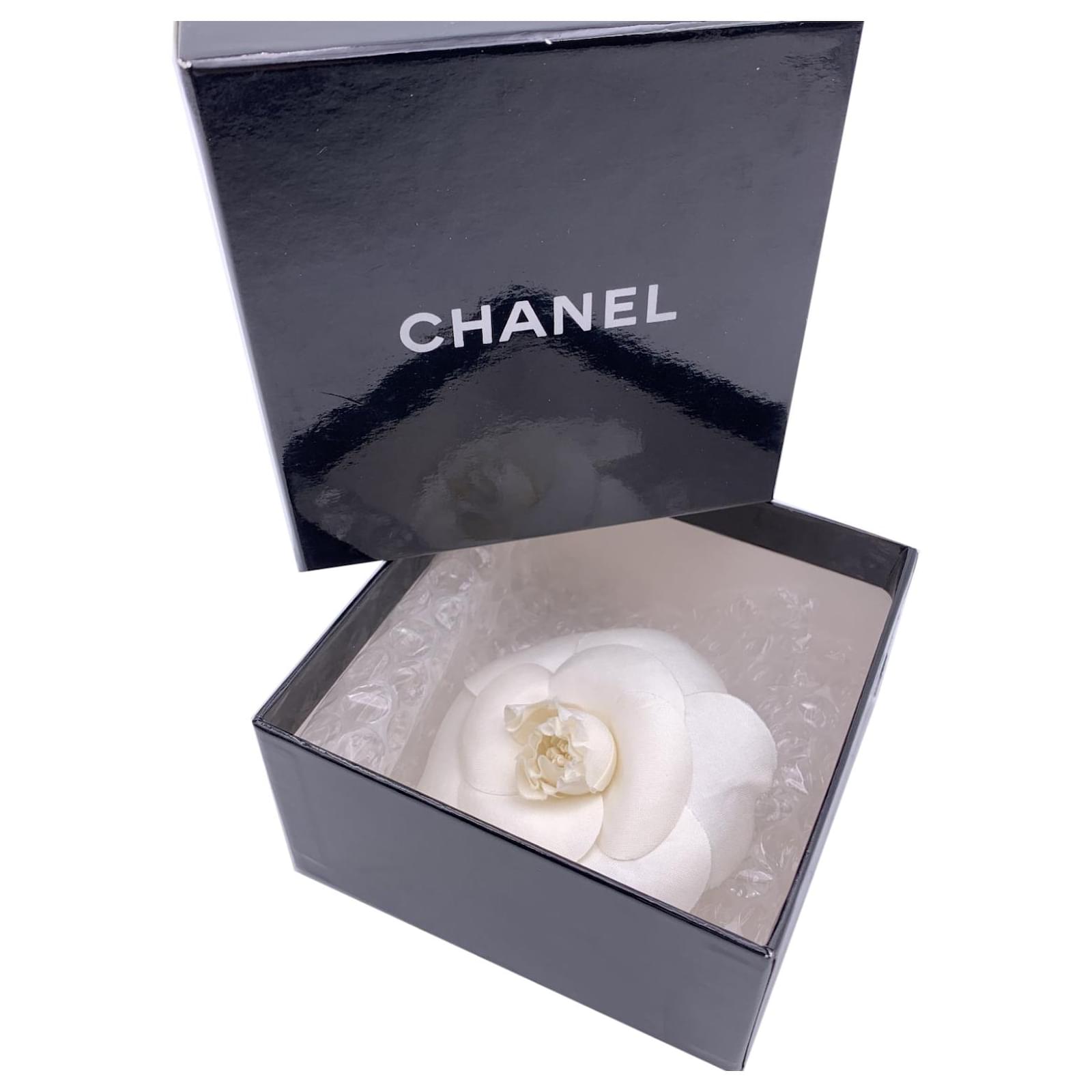 Chanel Broche camélia fleur de camélia en toile blanche vintage ref ...