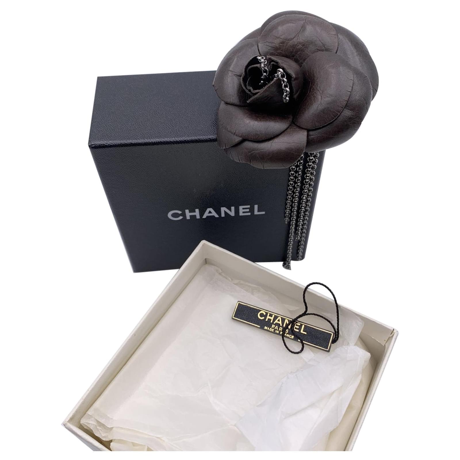 Chanel Broche fleur de camélia en cuir marron vieilli avec chaînes ref ...