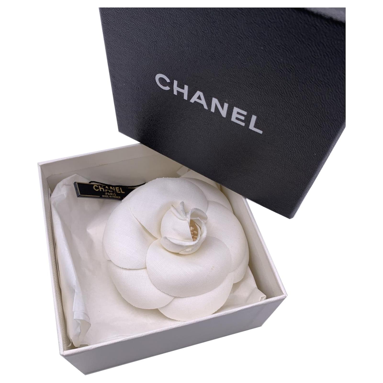 Chanel Broche camélia fleur de camélia en tissu blanc avec boîte Toile ...