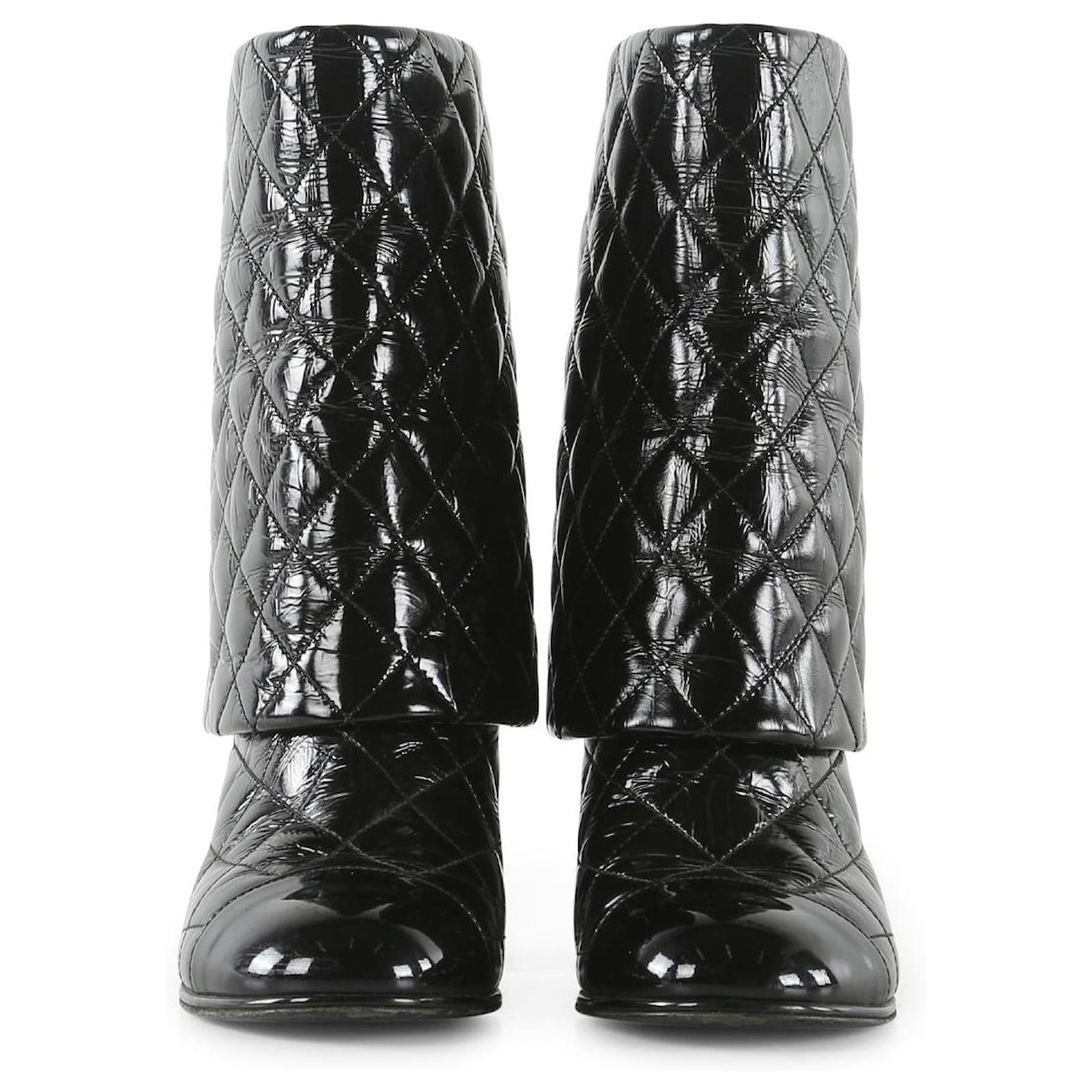 Bottes Chanel en cuir verni noir matelassé avec logo CC Cuir vernis ref ...