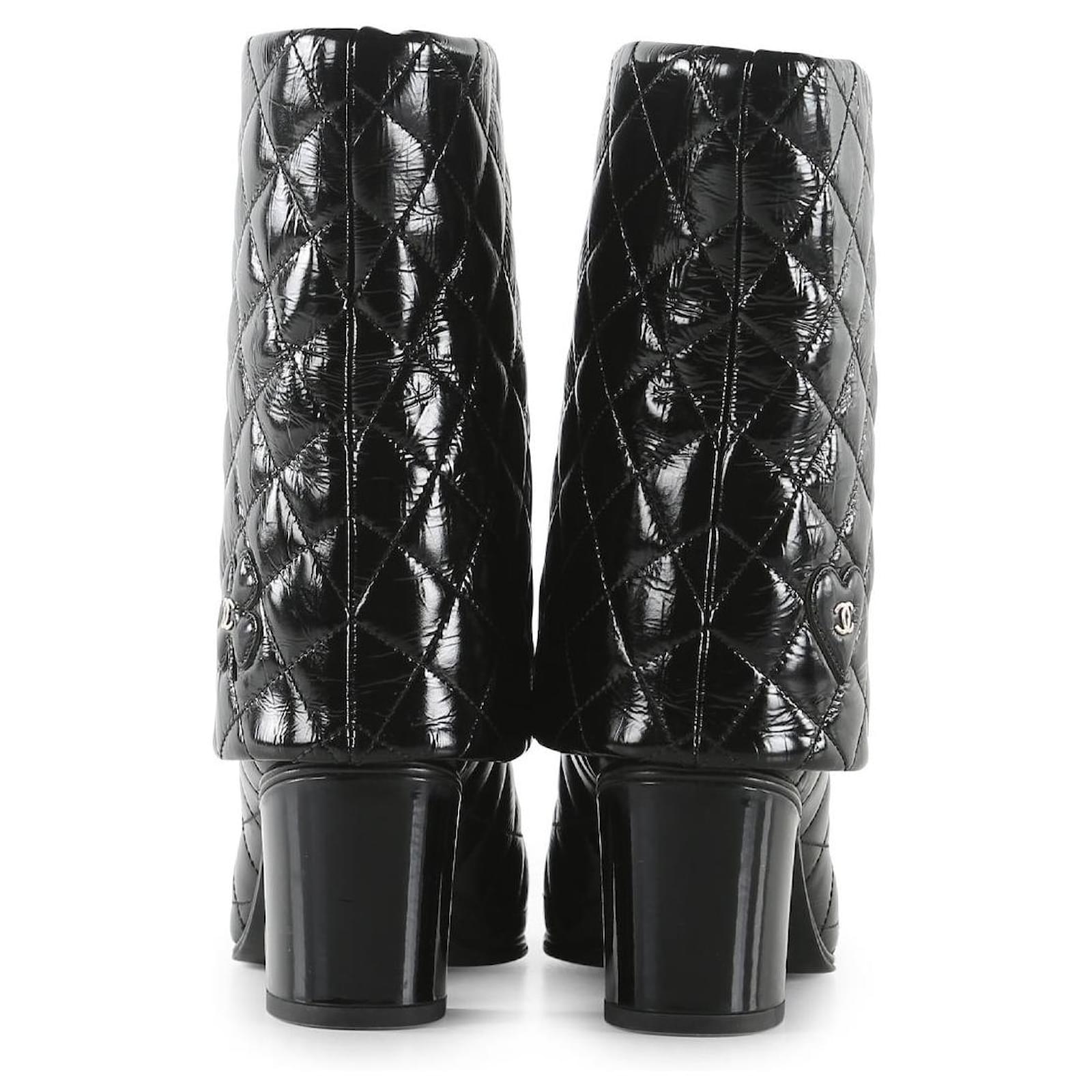 Bottes Chanel en cuir verni noir matelassé avec logo CC Cuir vernis ref ...