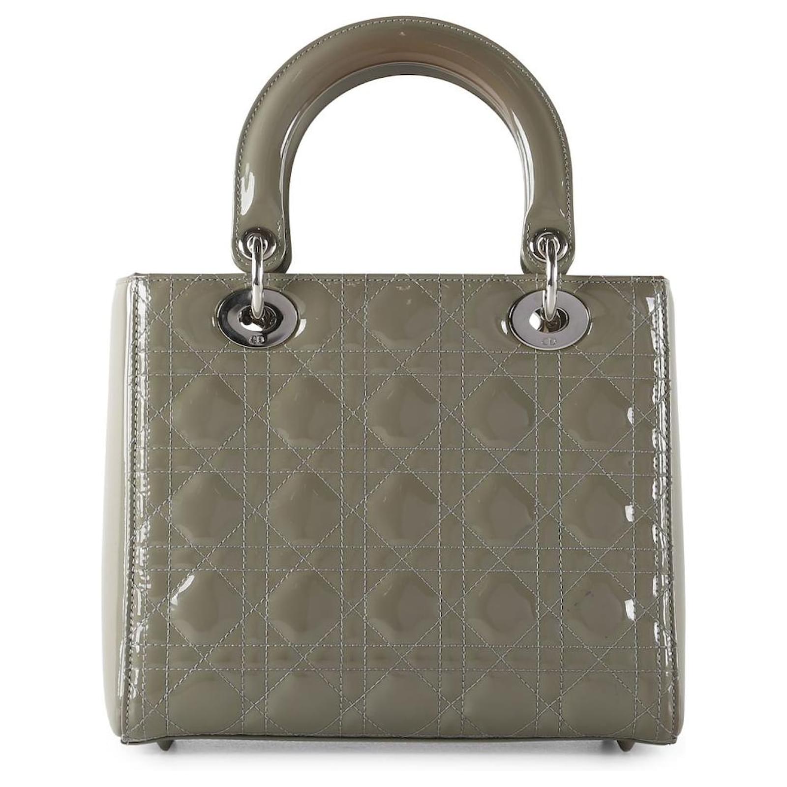 Christian Dior Sac cabas moyen Lady Dior en cuir verni gris Cannage ...