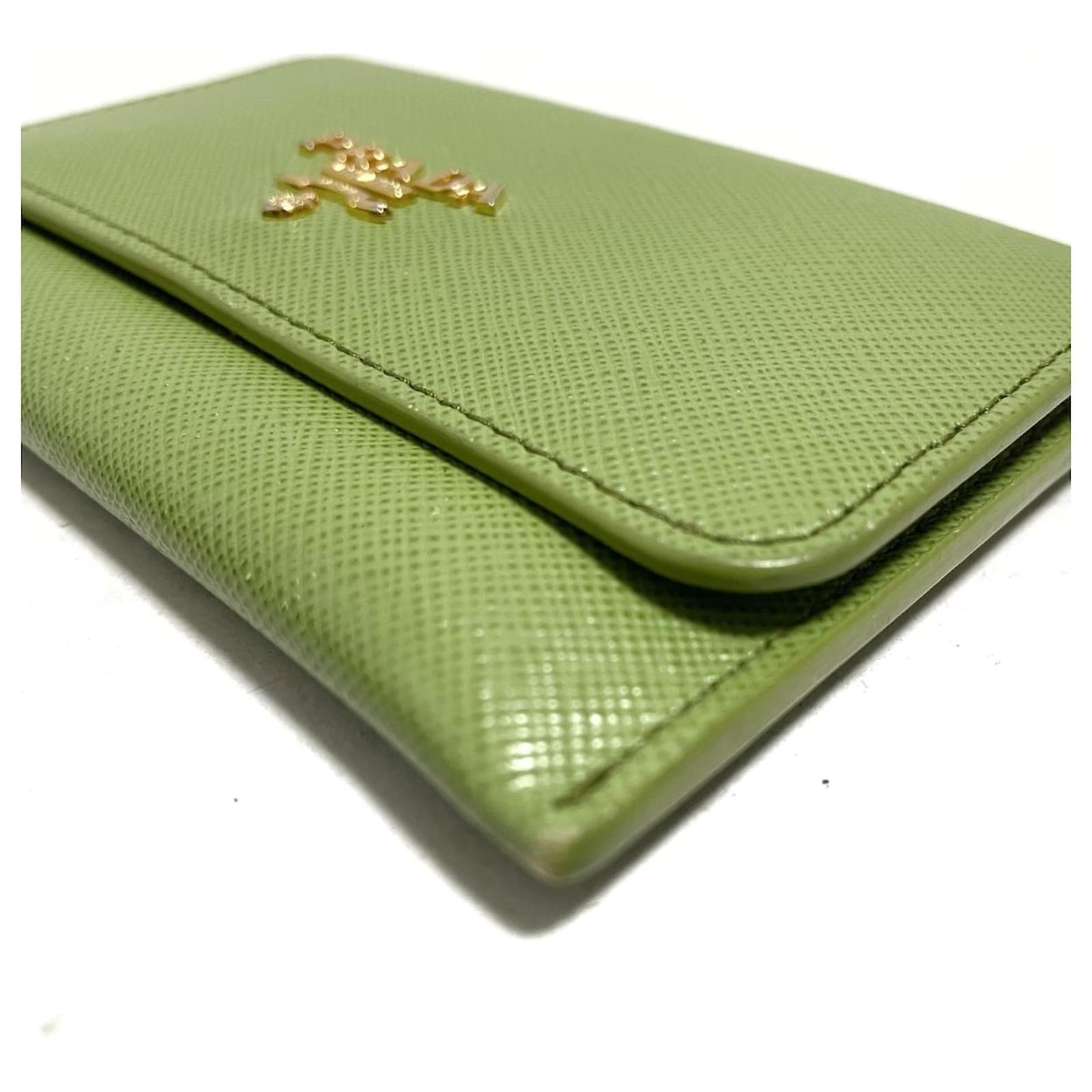 Prada Saffiano Grün Leder ref.787516 - Joli Closet