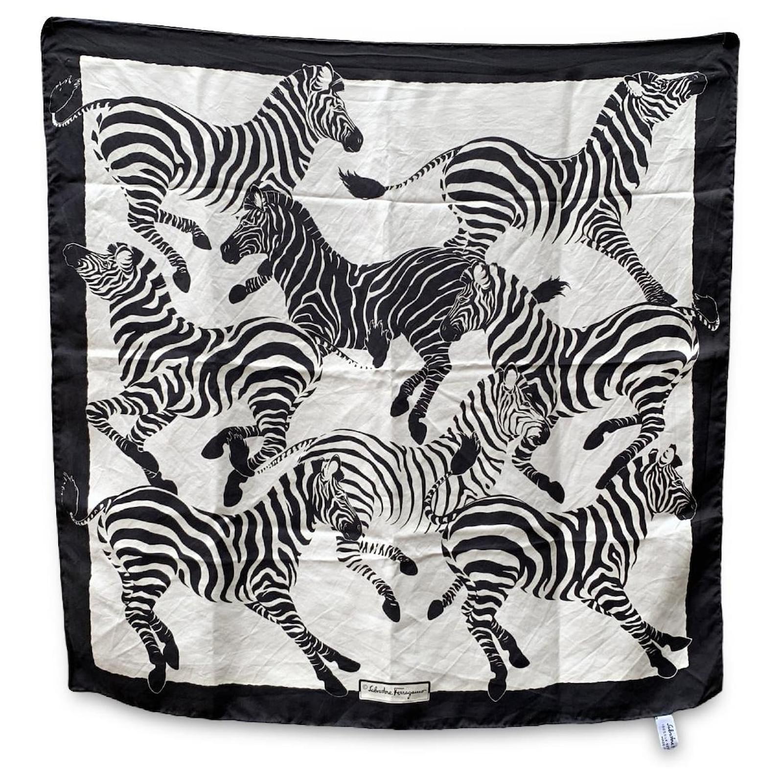 Salvatore Ferragamo Vintage schwarz-weißer Seidenschal mit Zebra-Print ...
