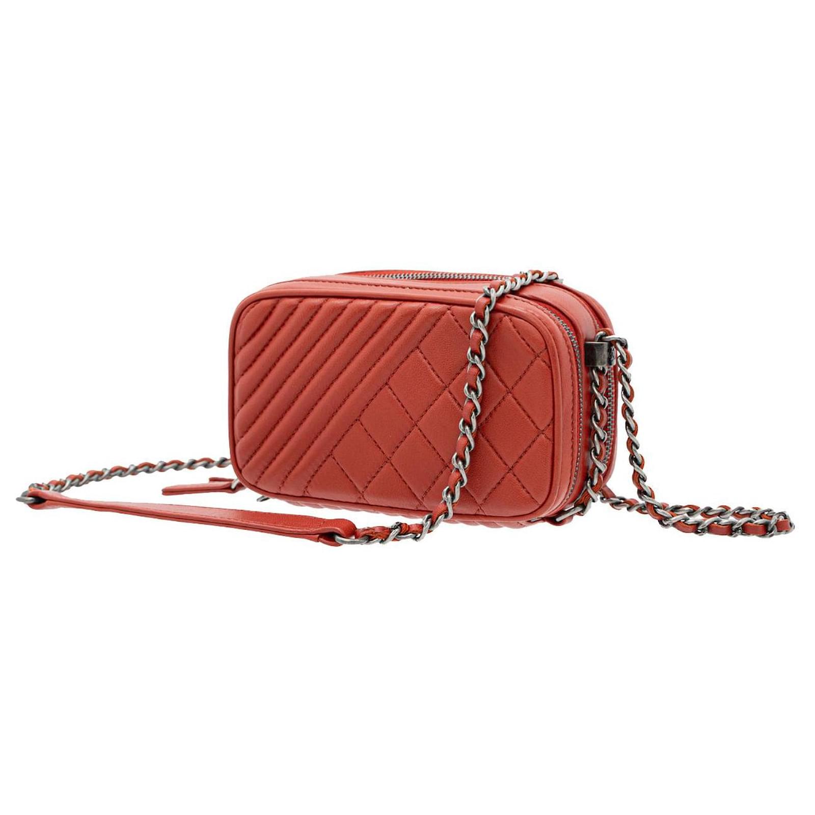 Chanel Mini sac photo Coco Boy en cuir matelassé Rouge ref.807694 ...