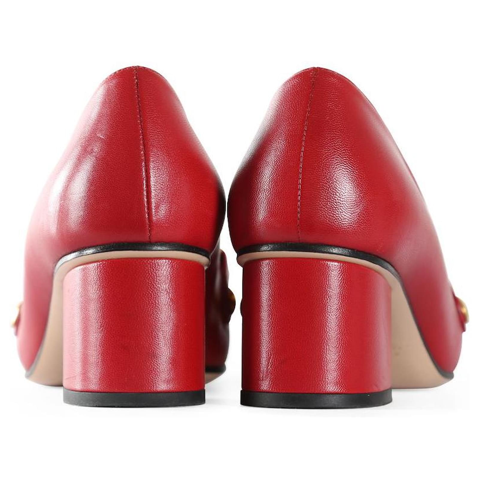 Gucci Mocassins Sylvie en cuir rouge avec chaîne dorée Web ref.839793 ...