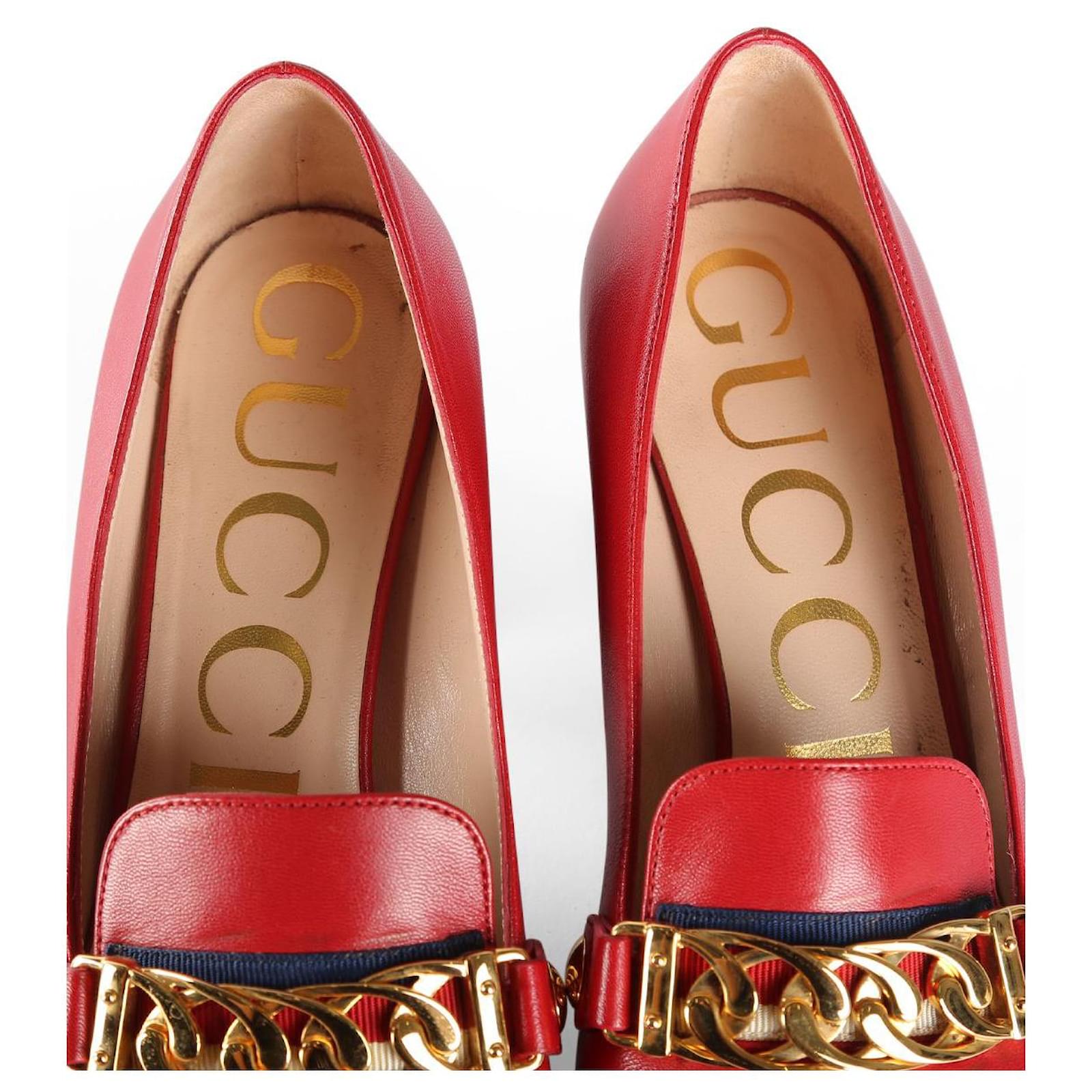 Gucci Mocassins Sylvie en cuir rouge avec chaîne dorée Web ref.839793 ...