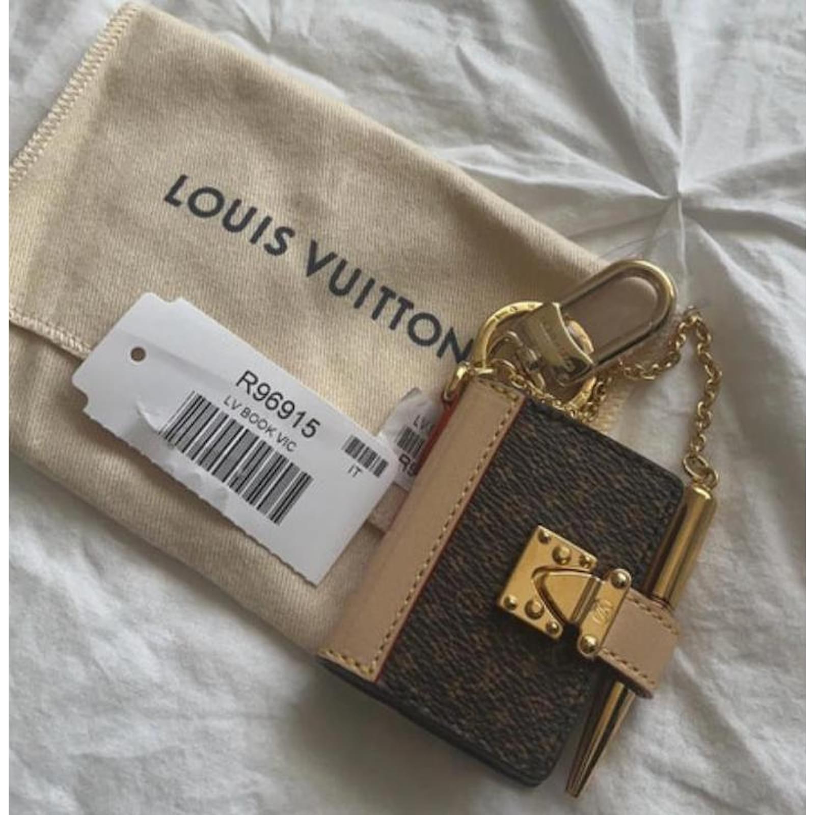 Louis Vuitton Lv book keychain Beige Leather ref.848917 - Joli Closet