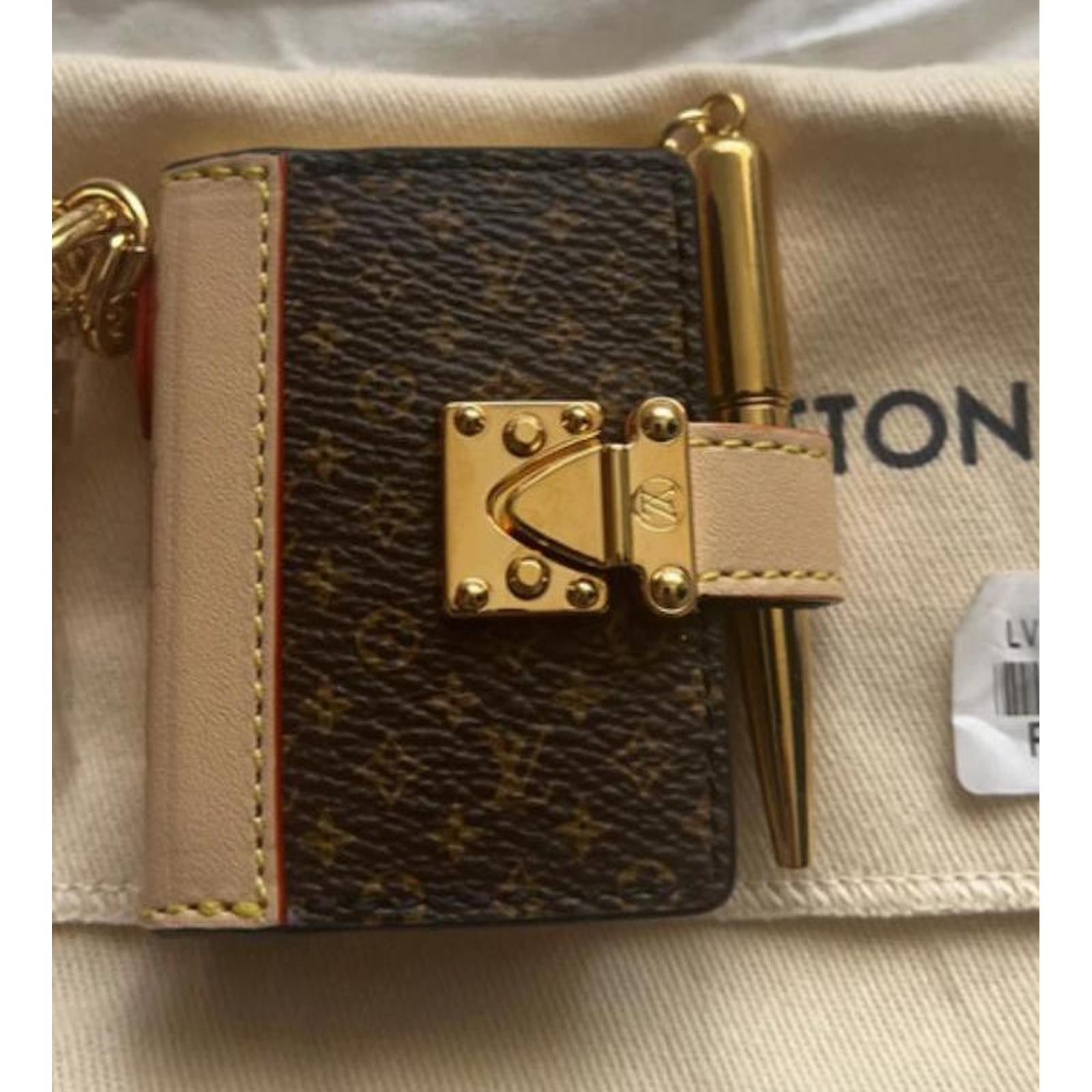 Louis Vuitton Lv book keychain Beige Leather ref.848917 - Joli Closet