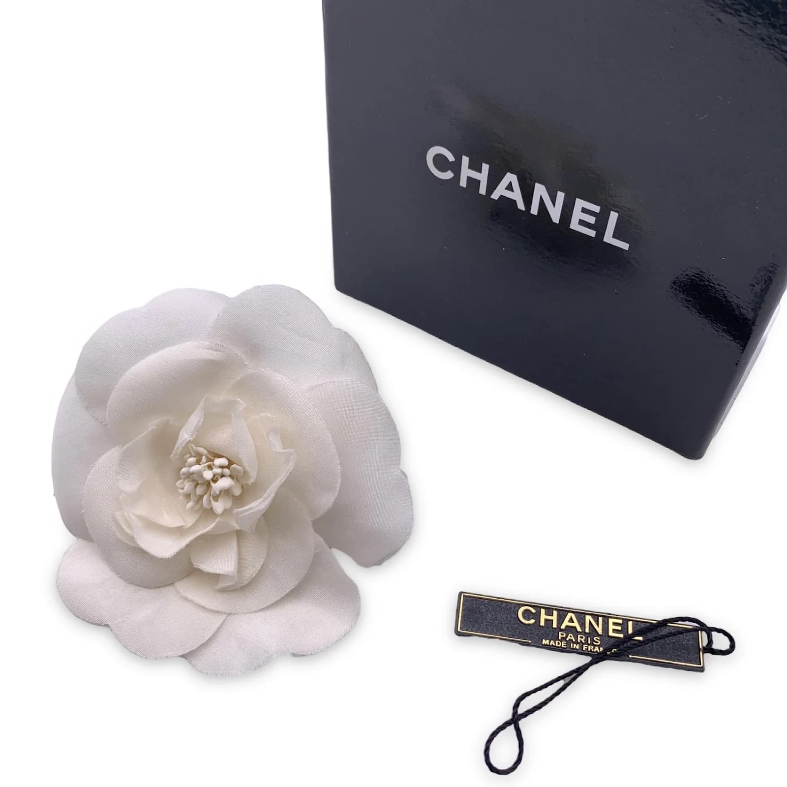 Chanel Broche vintage en soie blanche avec fleur de camélia et camélia ...