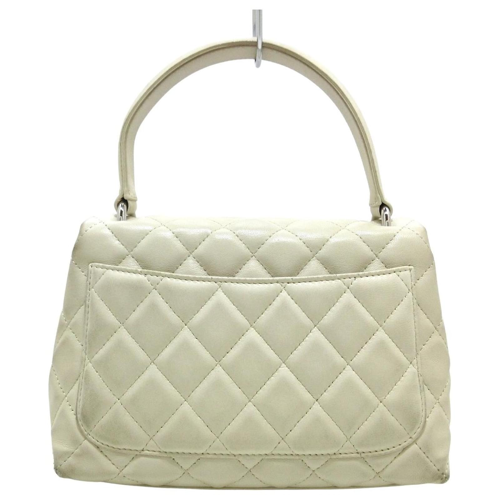 Timeless Chanel Matrasse White Leather ref.915068 - Joli Closet