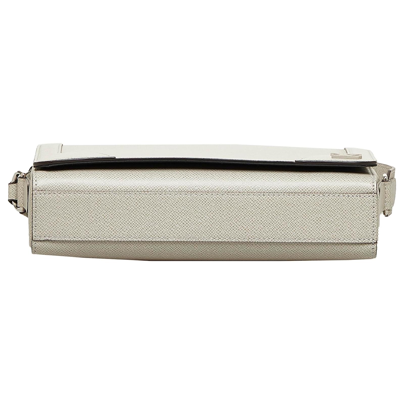 Louis Vuitton White Taiga New Flap Messenger Leather ref.950220 - Joli ...