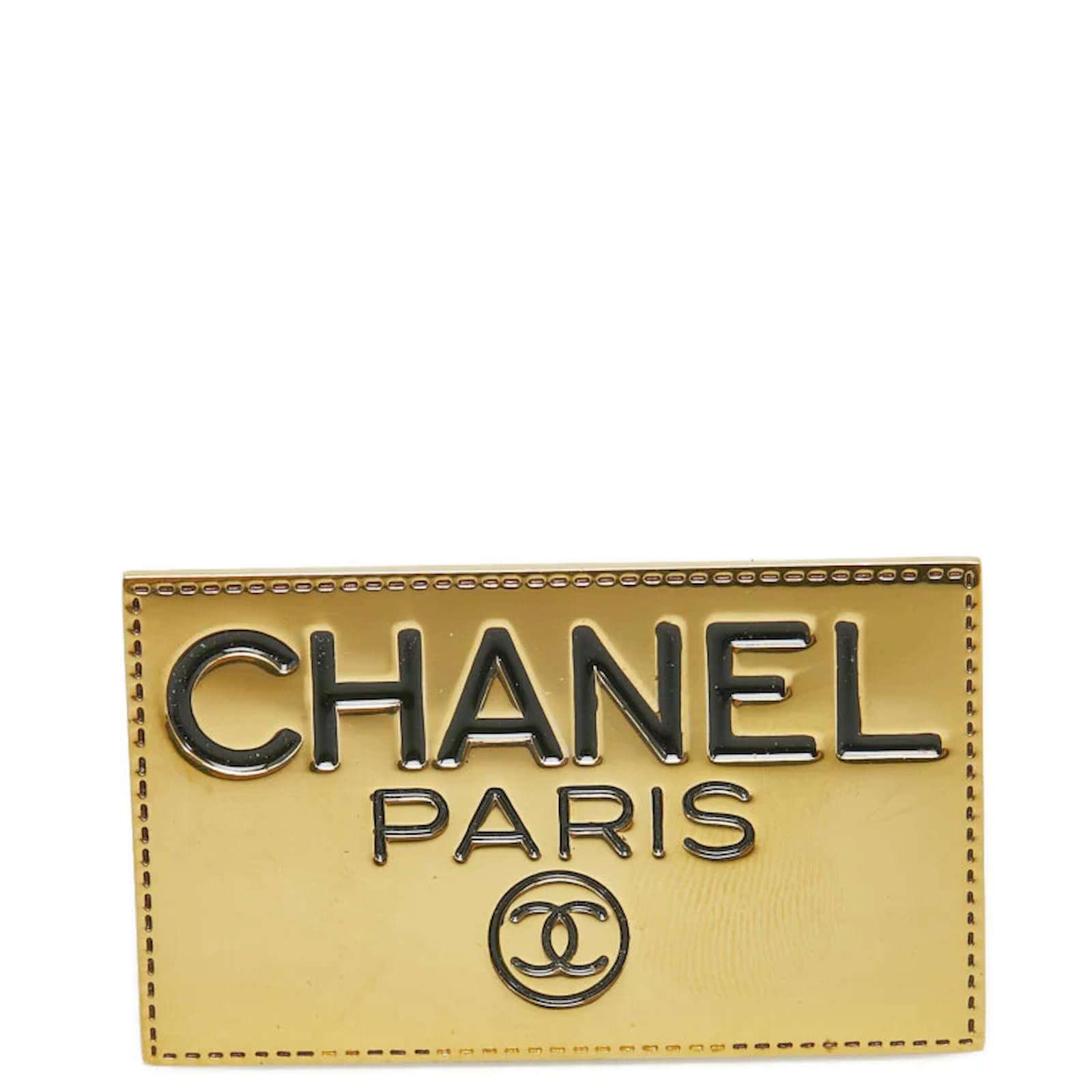 Chanel Broche avec plaque signalétique avec logo CC Métal Doré ref ...