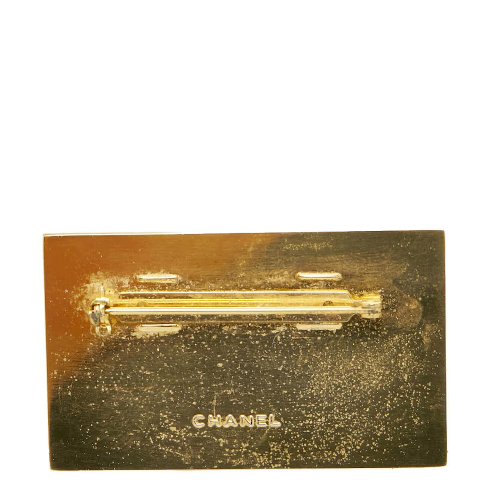 Chanel CC Logo Nameplate Brooch Golden Metal ref.967380 - Joli Closet
