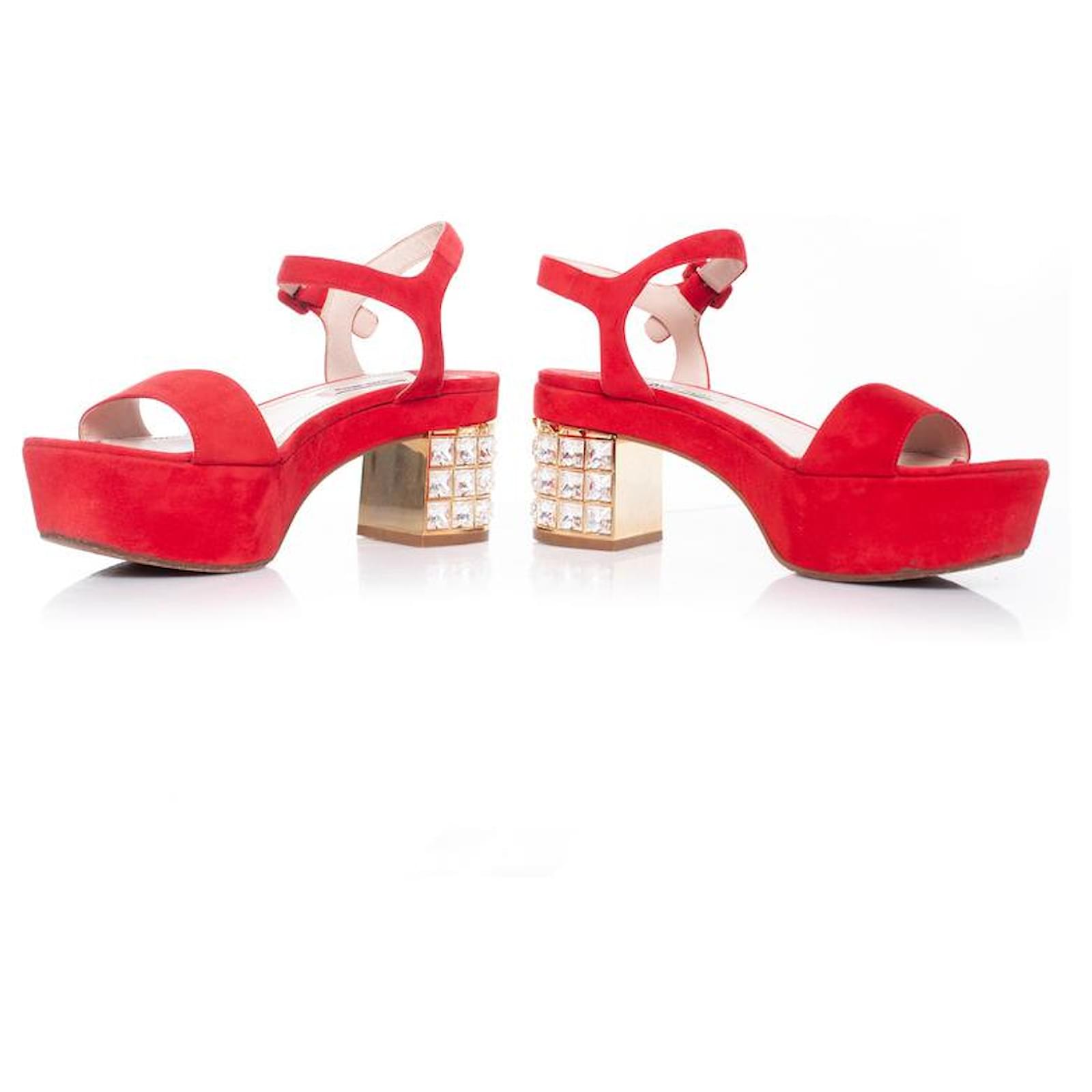 miu miu, Sandales à plateforme ornées de cristaux Suede Rouge ref ...