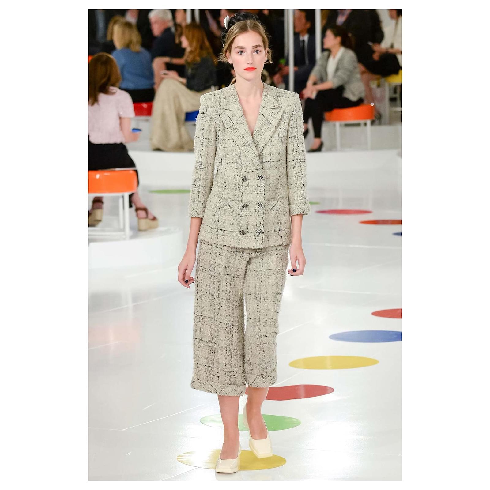 Chanel New Paris / Seoul Beige Runway Tweed Jacket ref.1004436 - Joli ...