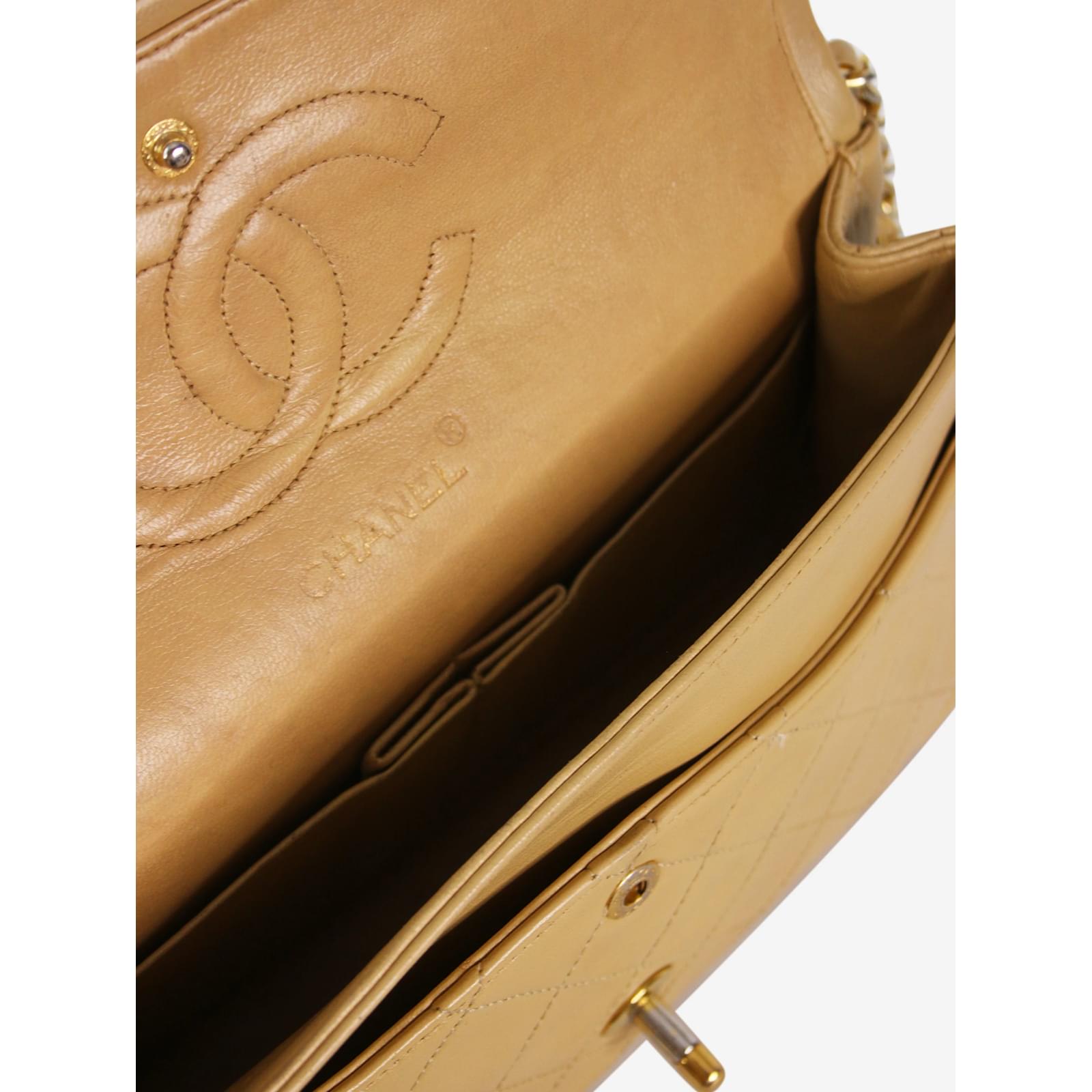 Chanel Cuir d'agneau medium neutre vintage 1986-1988 Rabat doublé en ...
