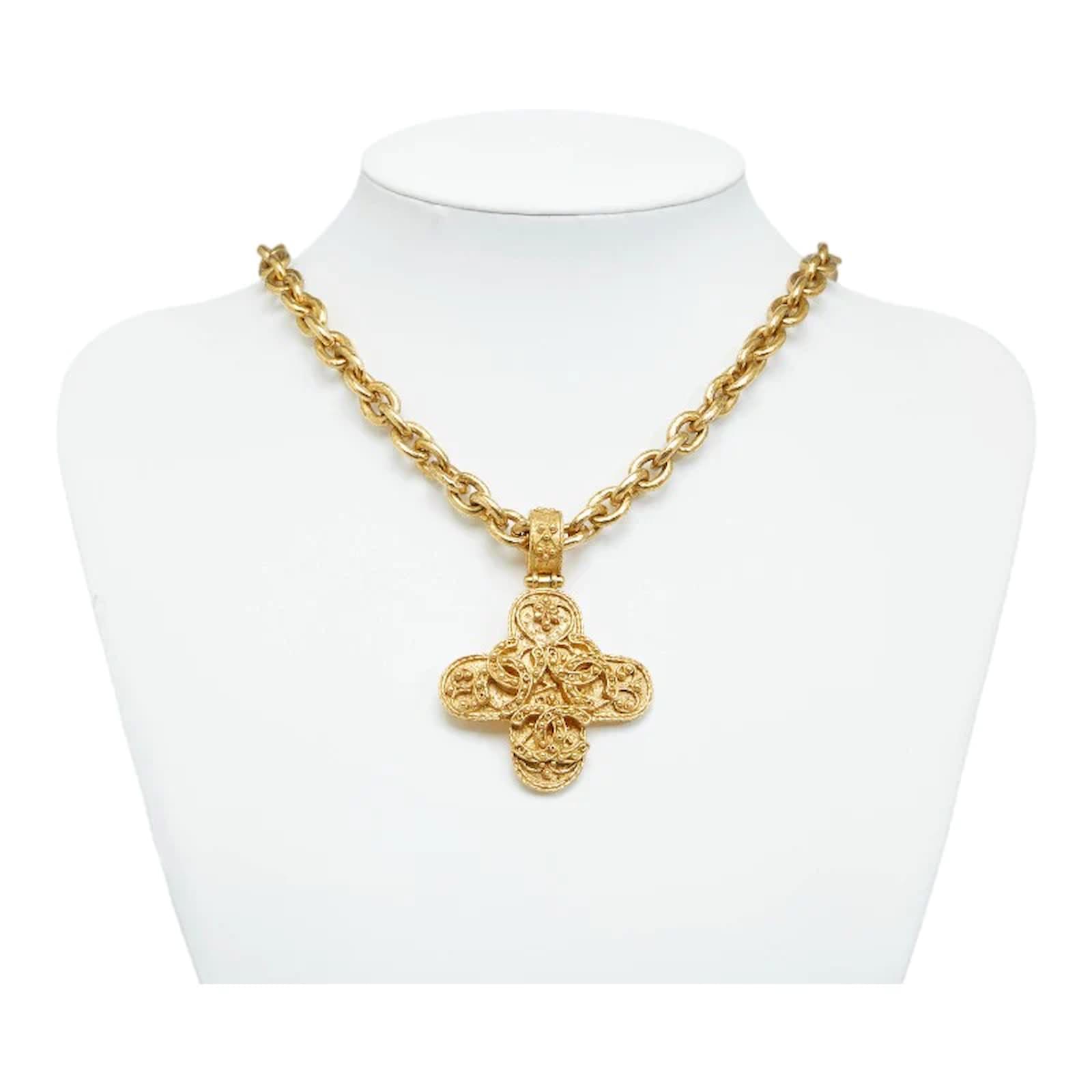 Chanel Collier chaîne avec croix à logo CC Métal Doré ref.996290 - Joli ...
