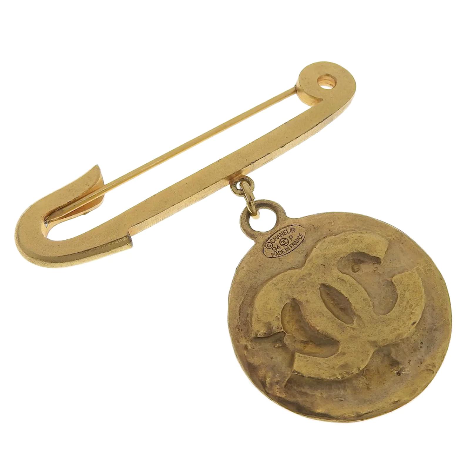 Chanel CC Medallion Coin Safety Pin Brooch Golden Metal ref.1016489 - Joli Closet