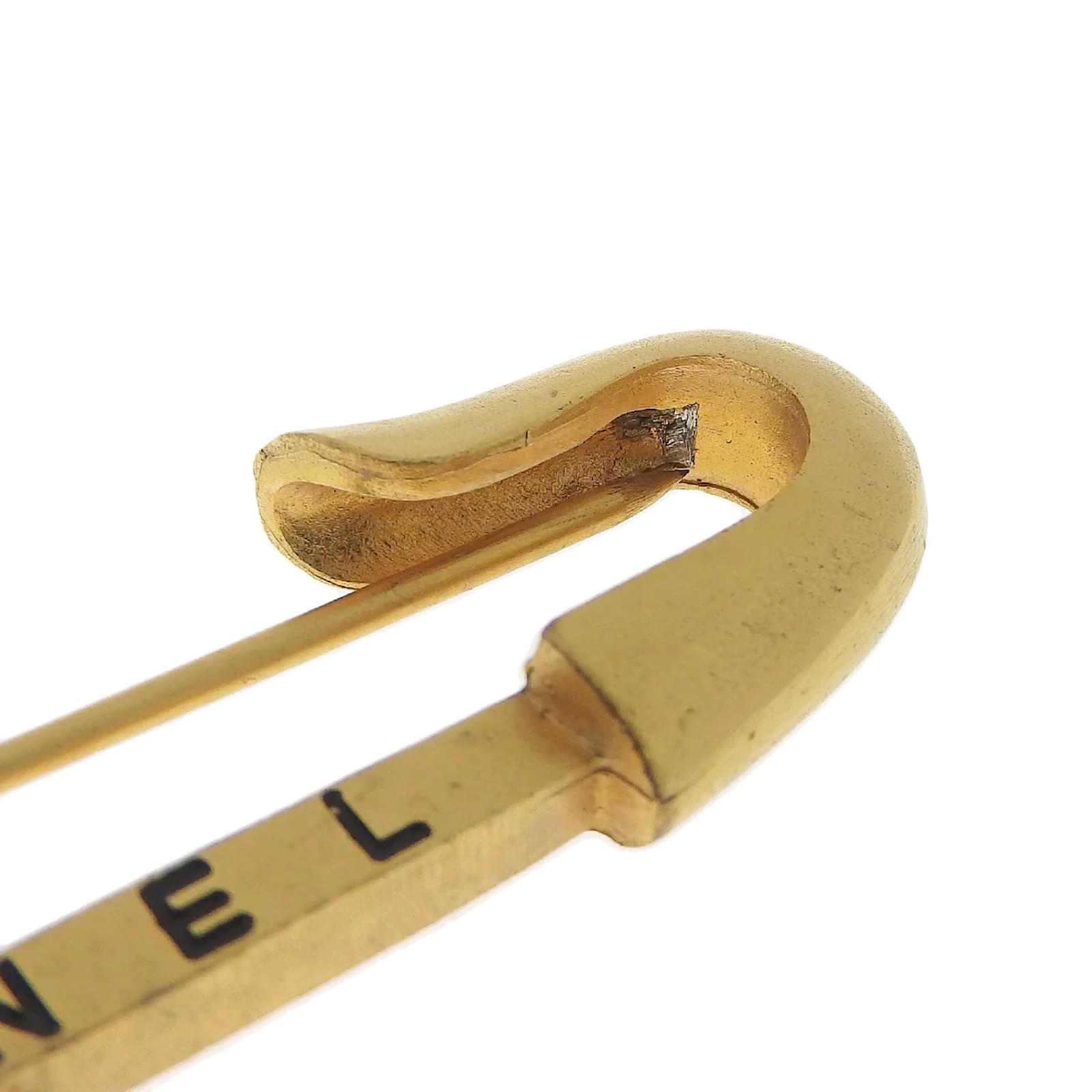 Chanel CC Medallion Coin Safety Pin Brooch Golden Metal ref.1016489 - Joli Closet