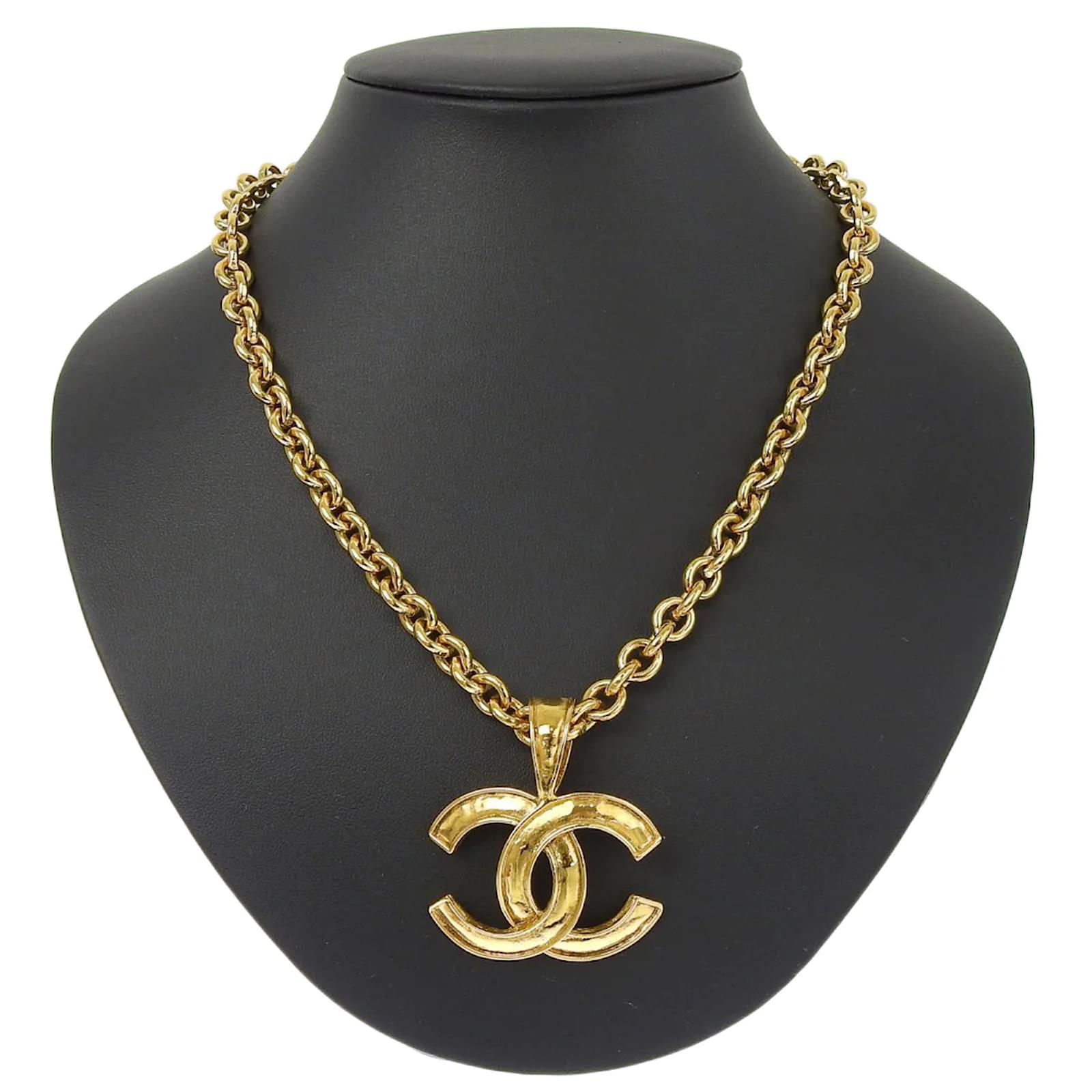 Chanel CC logo pendant necklace Golden Metal ref.1019875 - Joli Closet