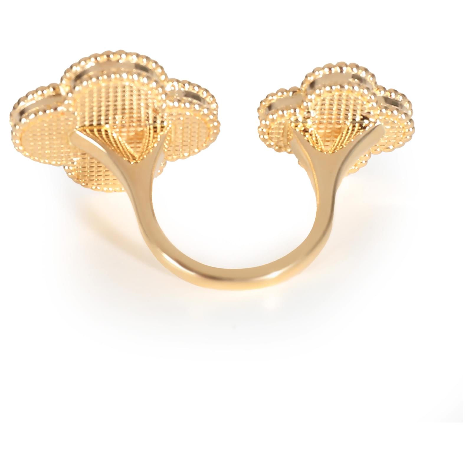 Van Cleef & Arpels Bague Magic Alhambra entre les doigts en or jaune ...
