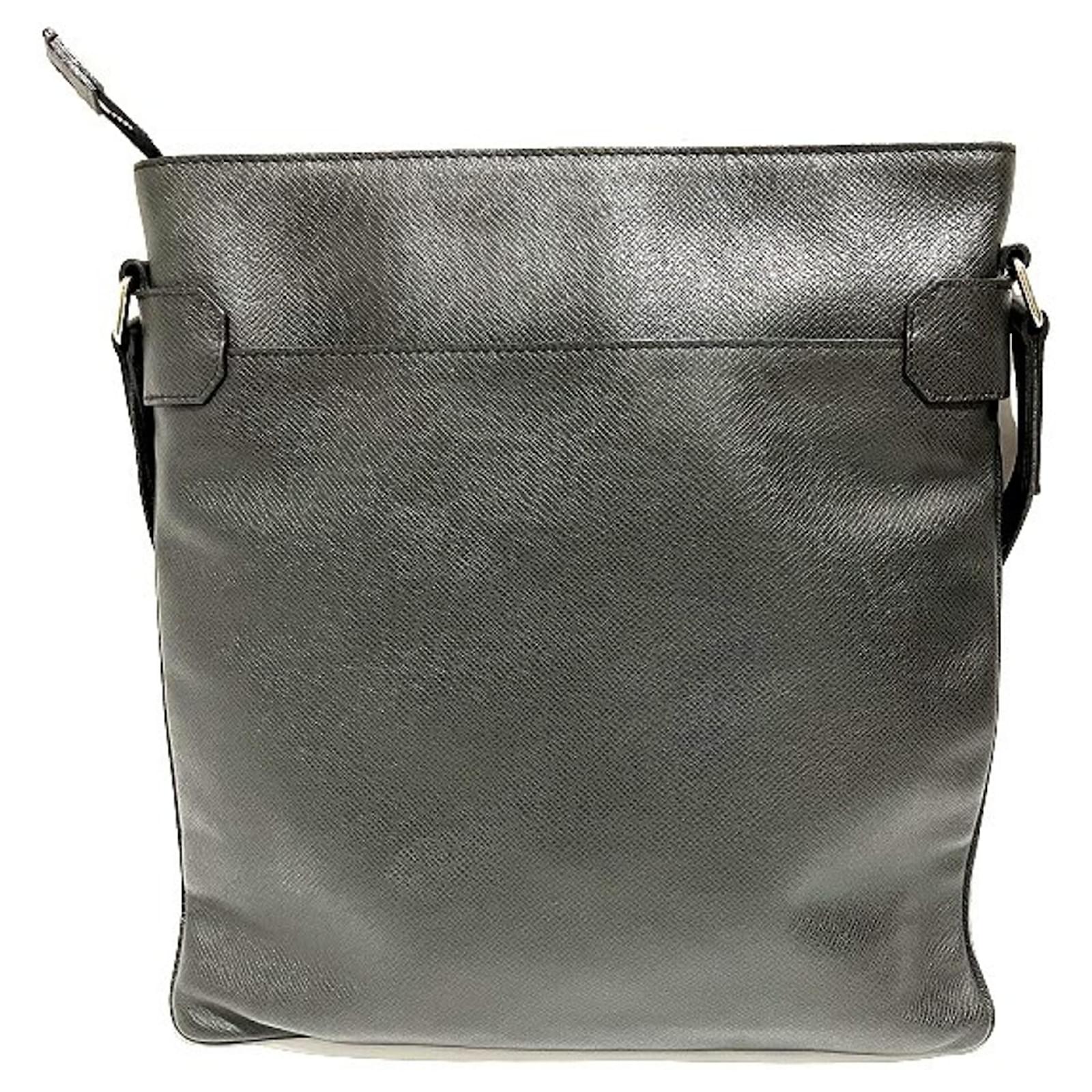 Louis Vuitton Taiga Sasha M32712 Shoulder Bag Grey Leather ref.1622678 ...