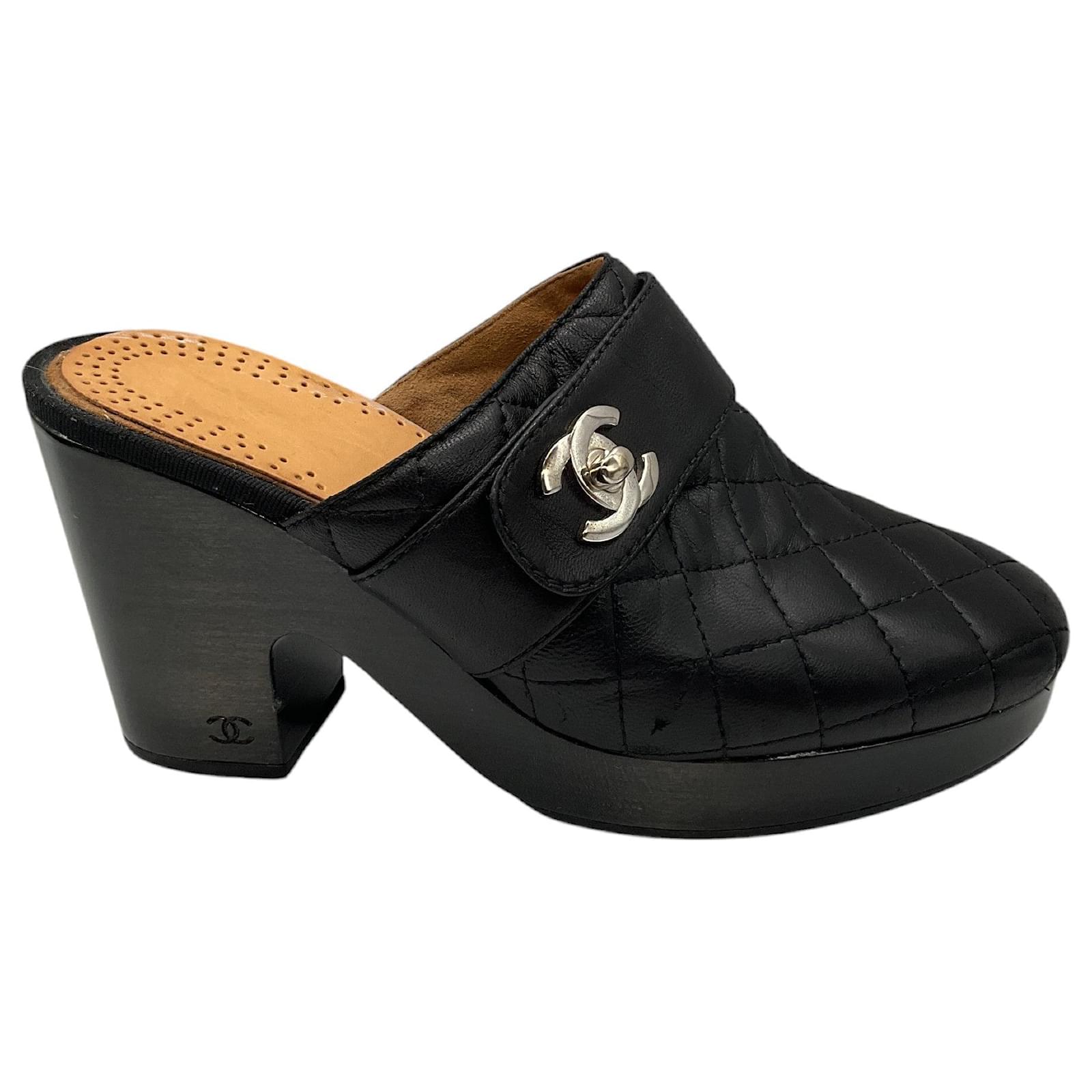 Chanel Black Quilted Leather CC Turnlock Clogs ref.1753197 - Joli Closet