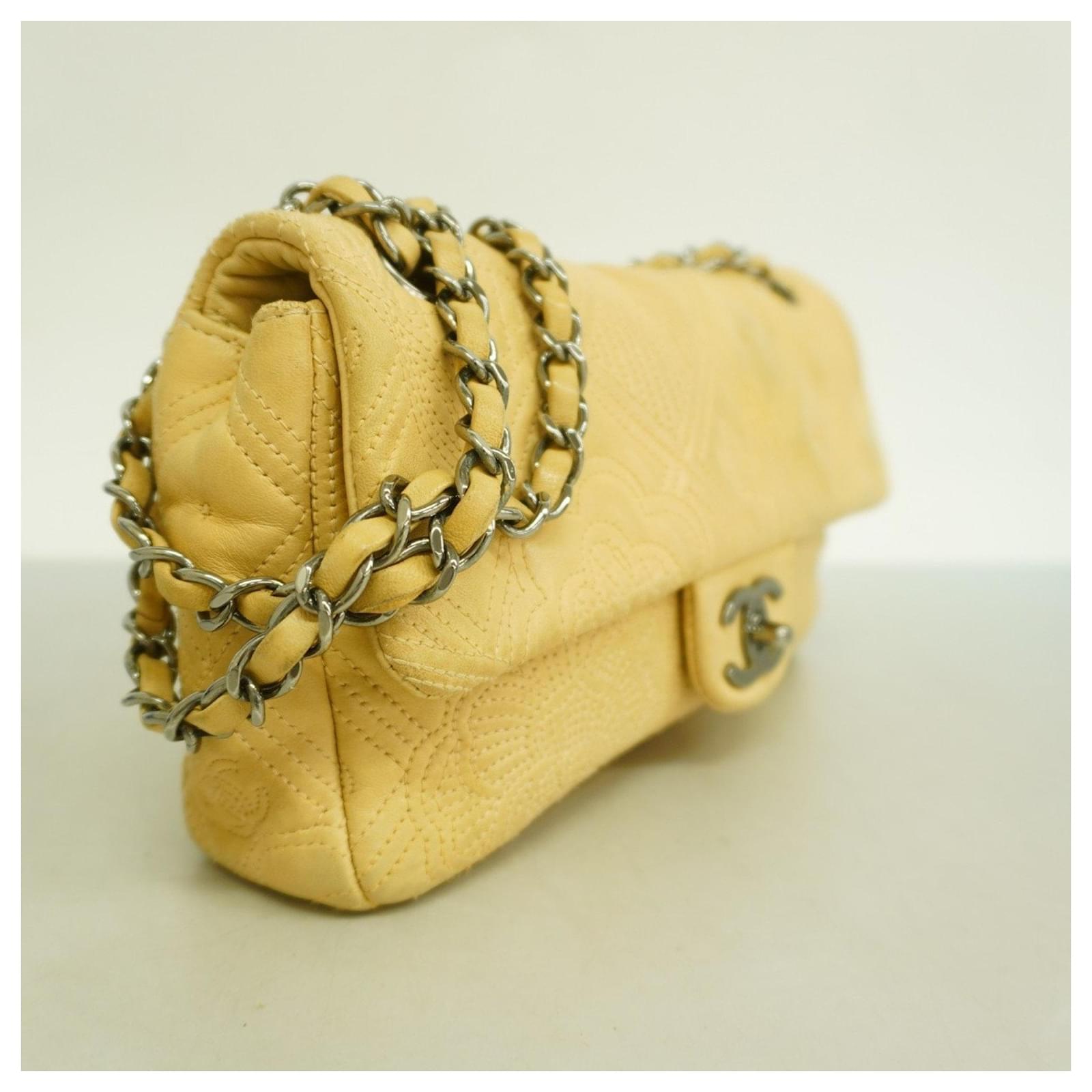 Chanel Timeless Yellow Leather ref.1929081 - Joli Closet