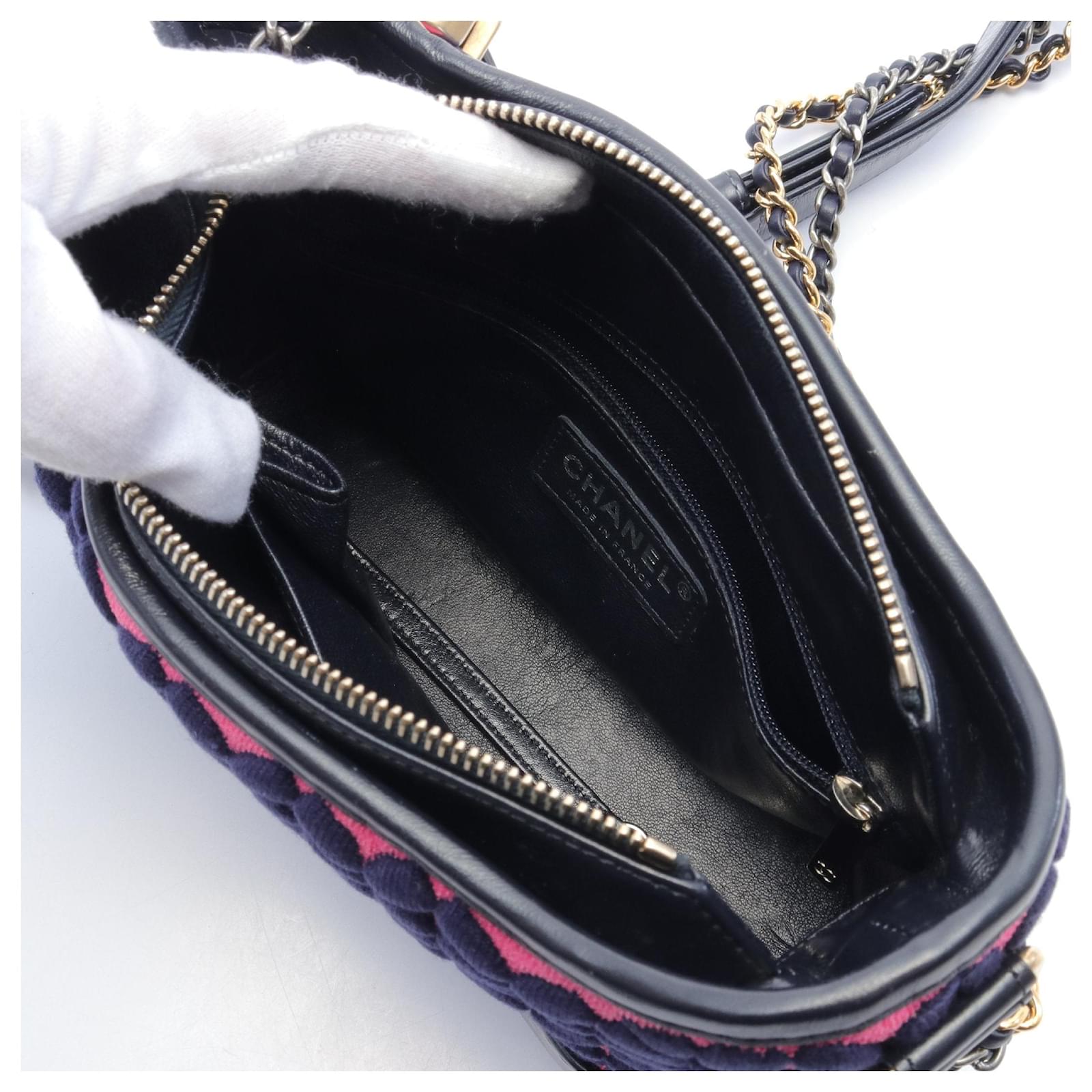 Chanel Small Gabriel Shoulder Bag ref.1983864 - Joli Closet