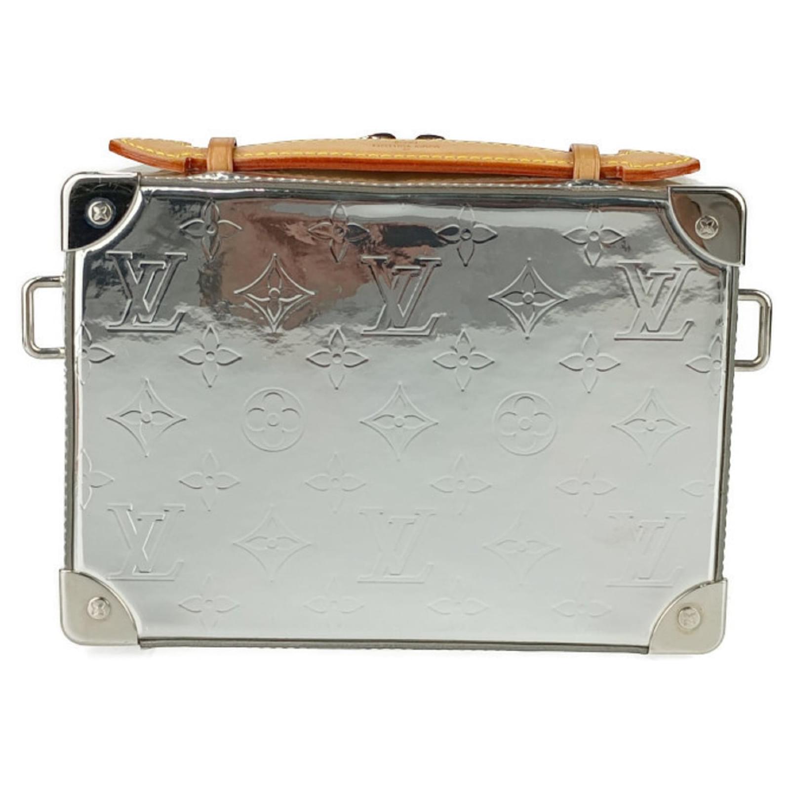 Louis Vuitton Trunk Silvery Patent leather ref.2211776 - Joli Closet