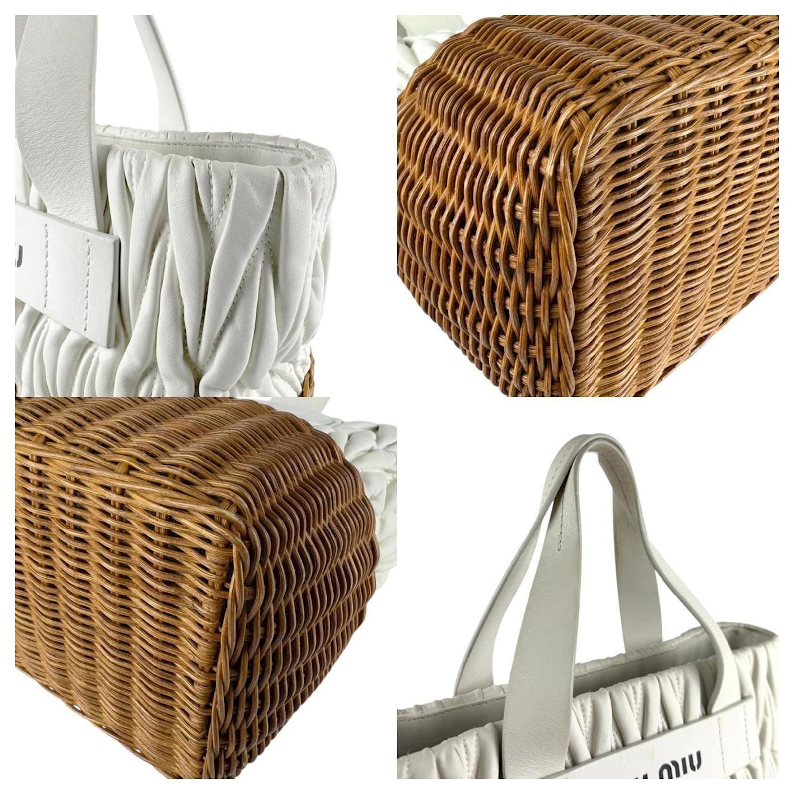 Miu Miu Handbag in Leather and Straw Brown Eggshell ref.2636050 - Joli ...
