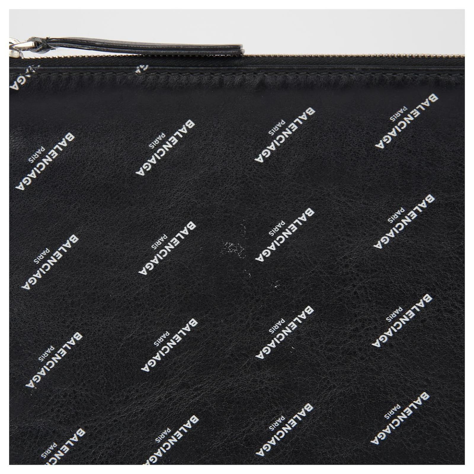 Balenciaga Logo Clutch Black Leather ref.2813745 - Joli Closet