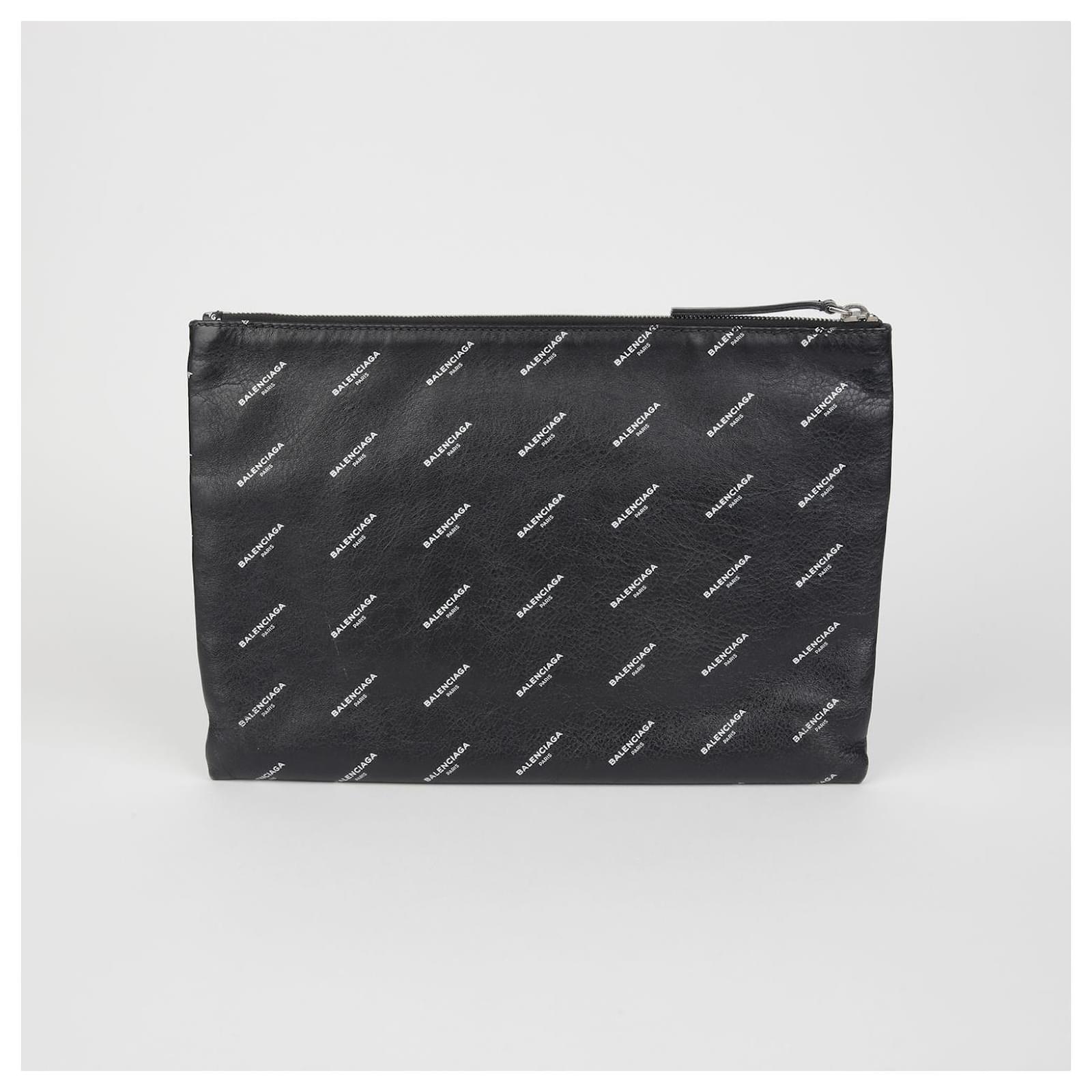 Balenciaga Logo Clutch Black Leather ref.2813745 - Joli Closet