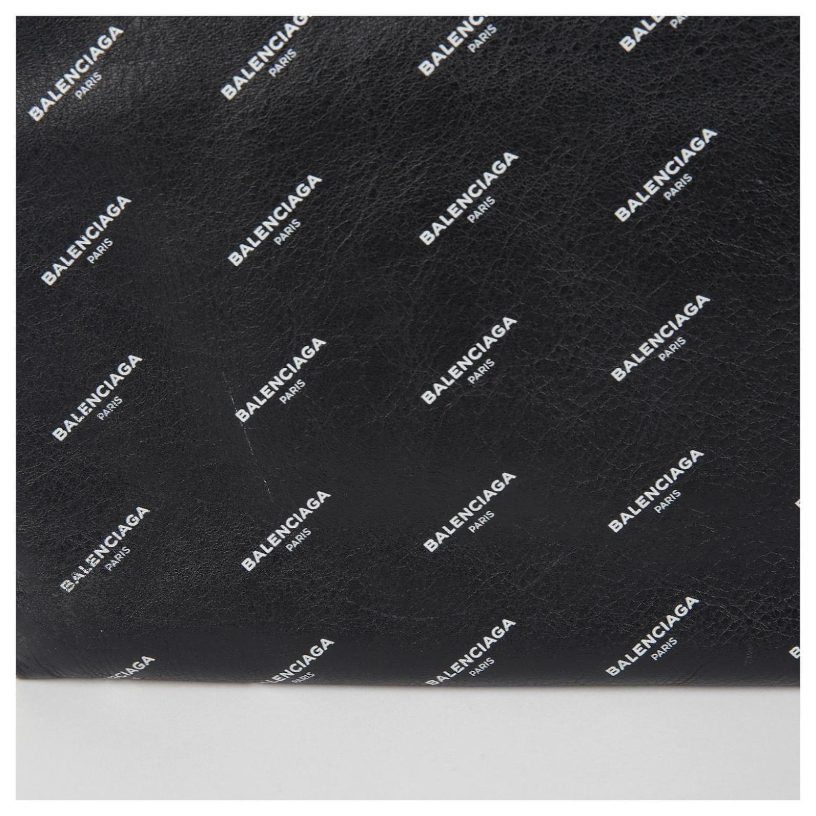 Balenciaga Logo Clutch Black Leather ref.2813745 - Joli Closet