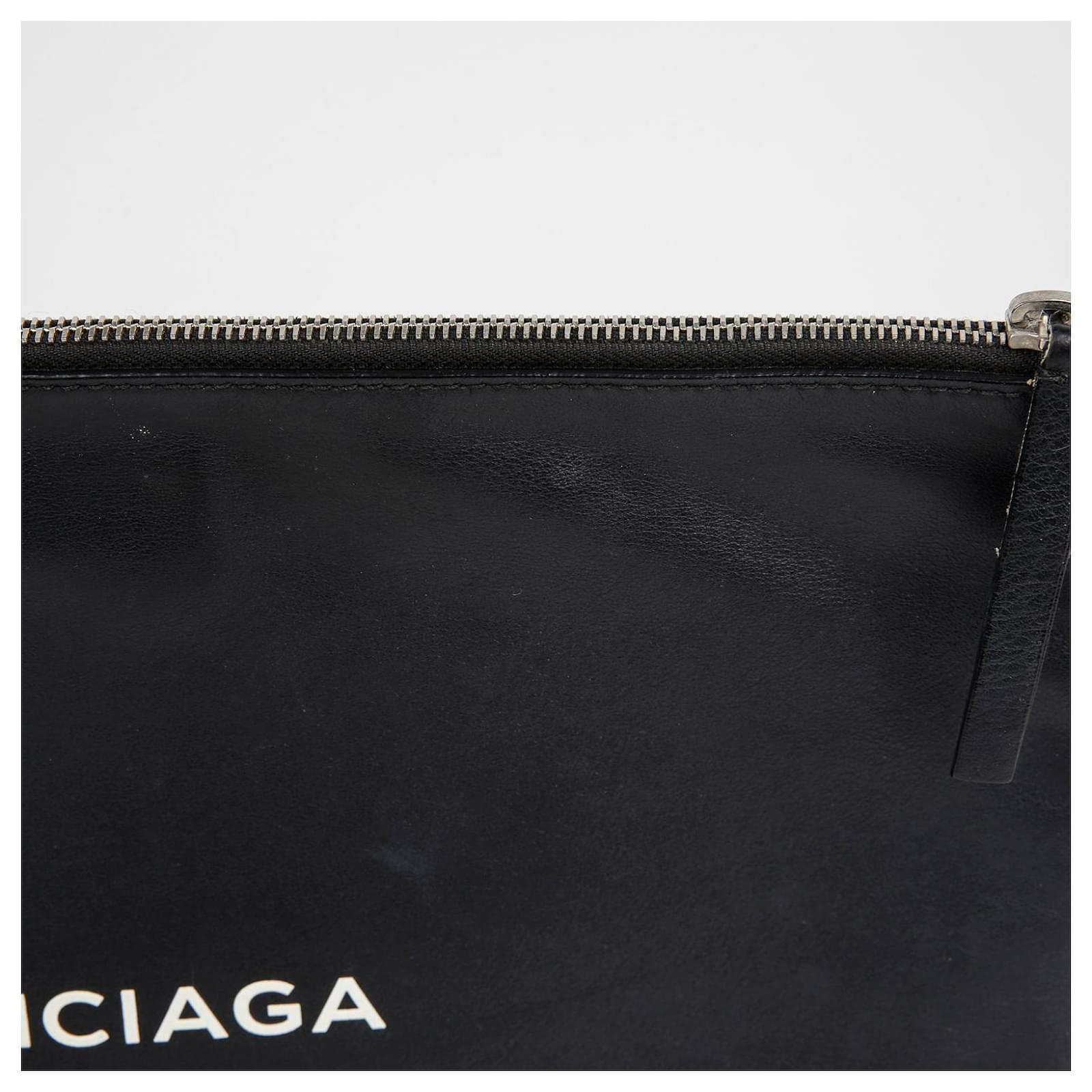 Balenciaga Everyday Large Logo Clutch Black Leather ref.2813800 - Joli ...
