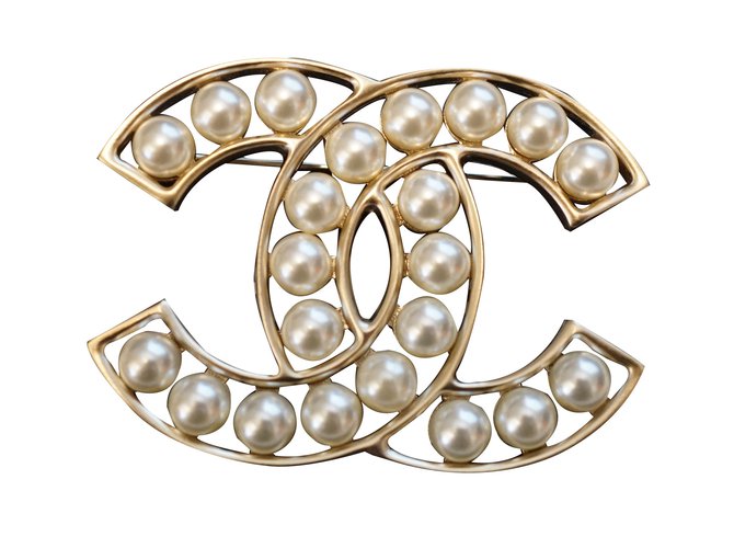 Chanel Pin & brooch Golden Metal ref.38566 - Joli Closet