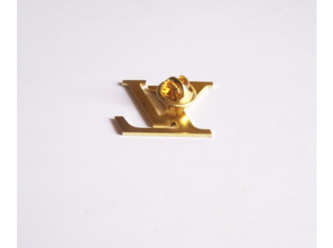 Louis Vuitton Pins & brooches Golden Metal ref.43246 - Joli Closet