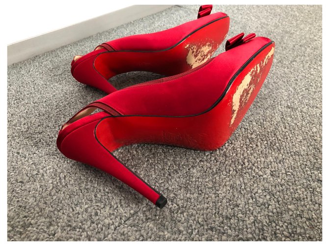 Christian Louboutin Talons Satin Rouge ref.125414 - Joli Closet