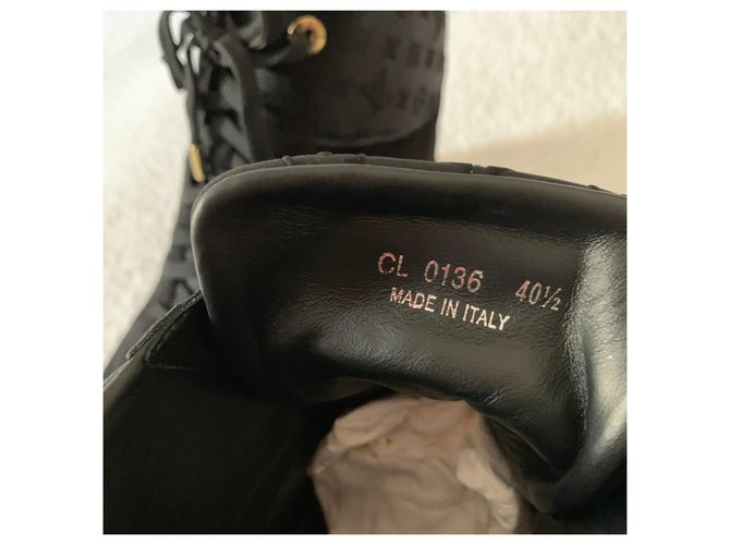 Louis Vuitton Baskets compensées Millenium Suede Noir ref.126615 - Joli ...