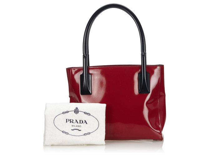 Sac à bandoulière en cuir verni rouge Prada Cuir vernis Noir ref.141338 ...