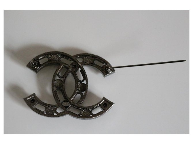 Coco Crush Chanel Broche CC Métal Gris anthracite ref.153564 - Joli Closet