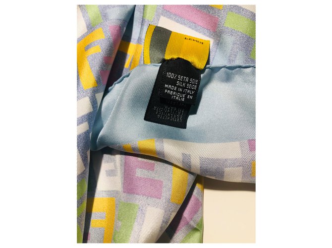 Foulard en pure soie Fendi Multicolore ref.168955 - Joli Closet