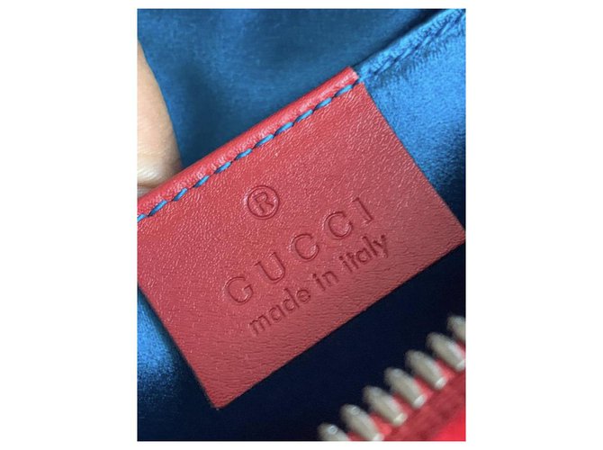 Gucci Petit sac porté épaule en velours matelassé GG Marmont Rouge ref ...