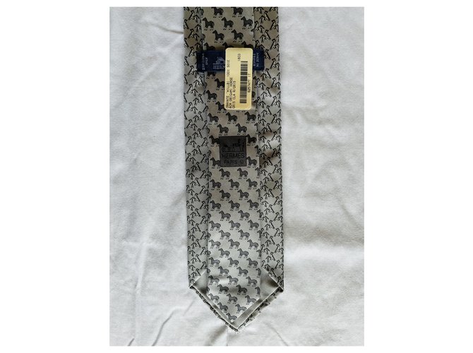 Hermès Cravate Origami Horse Twillbi Soie Gris ref.243534 - Joli Closet