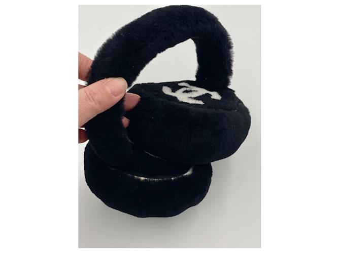 CHANEL earmuffs sheepskin mouton fur black white ref.443538 - Joli Closet