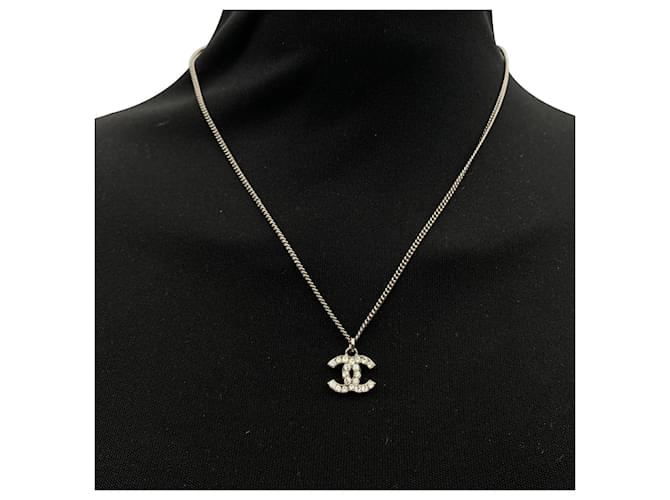 Chanel Collier Chaîne en Métal Argenté Pendentif Logo CC avec Cristaux ...