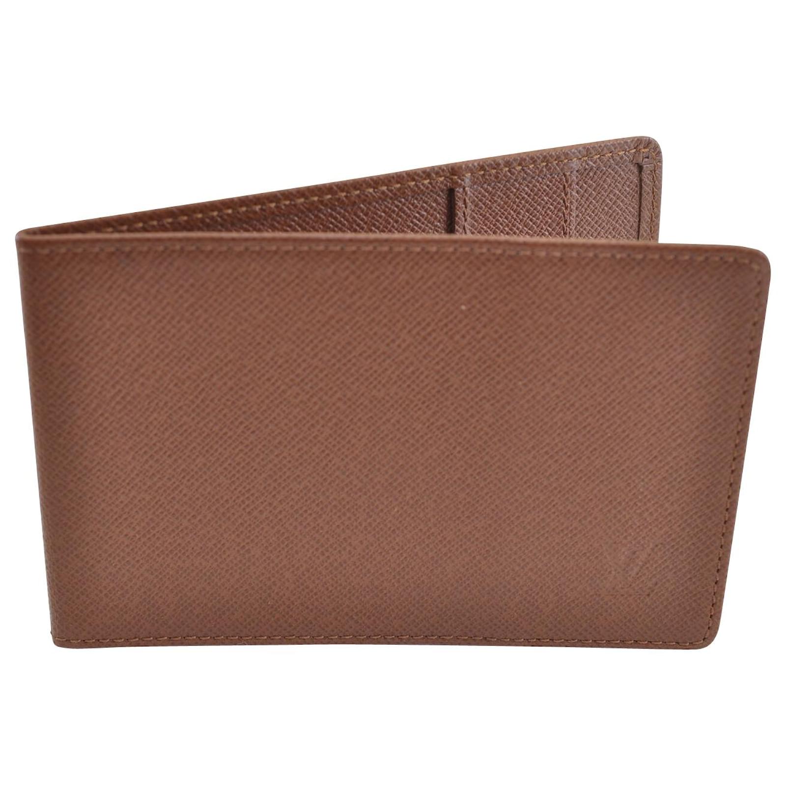Louis Vuitton Taiga Bill Case Brown Leather ref.123684 - Joli Closet