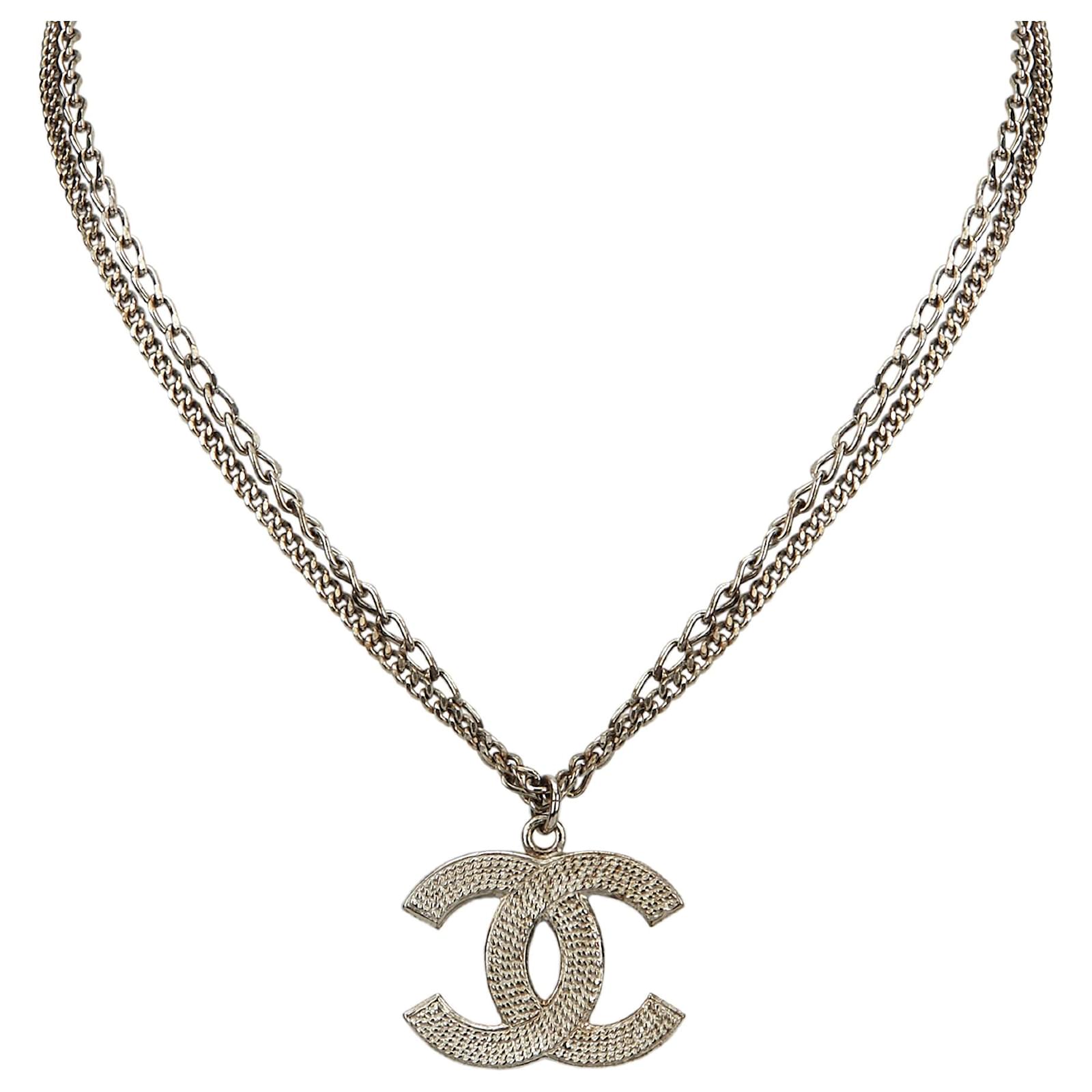Collier pendentif argent CC Chanel Métal Argenté ref.134873 - Joli Closet